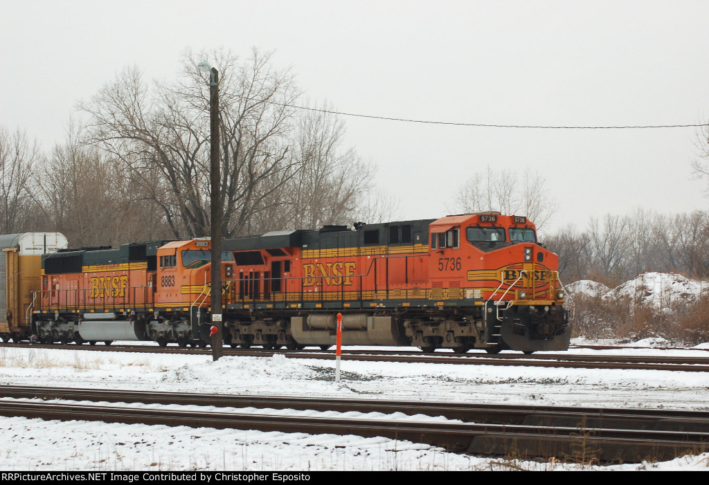 BNSF ES44AC 5736 & SD70MAC 8883